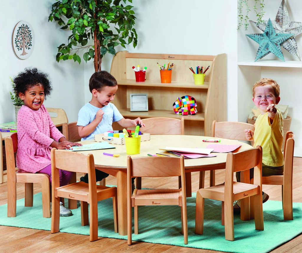 Aménager une crèche : idées pour tables et assises des tout-petits